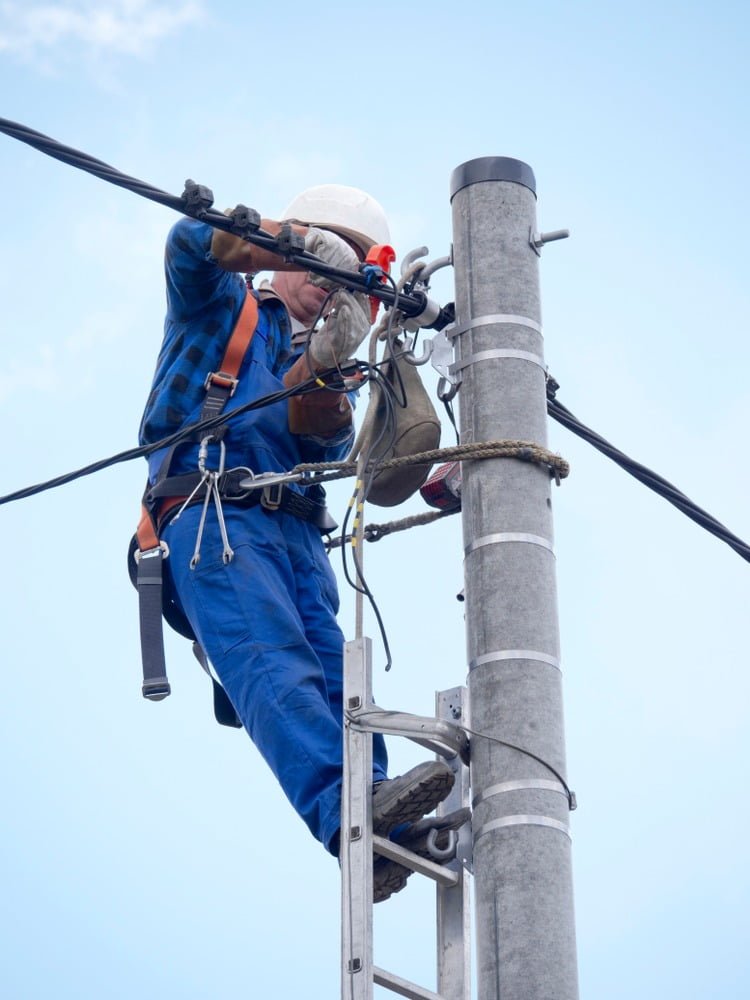 Tendido e instalación de cables diferentes calibres para acometidas ...